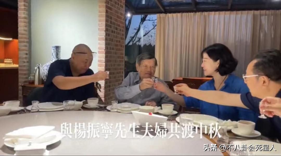 The hundred-year-old Yang Zhenning brought Weng Fan to the party, his ...