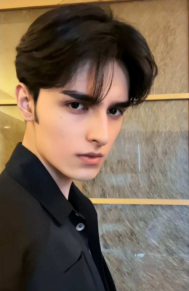 The actor Erfan Aizezi, I believe that this looks like a mixed race ...