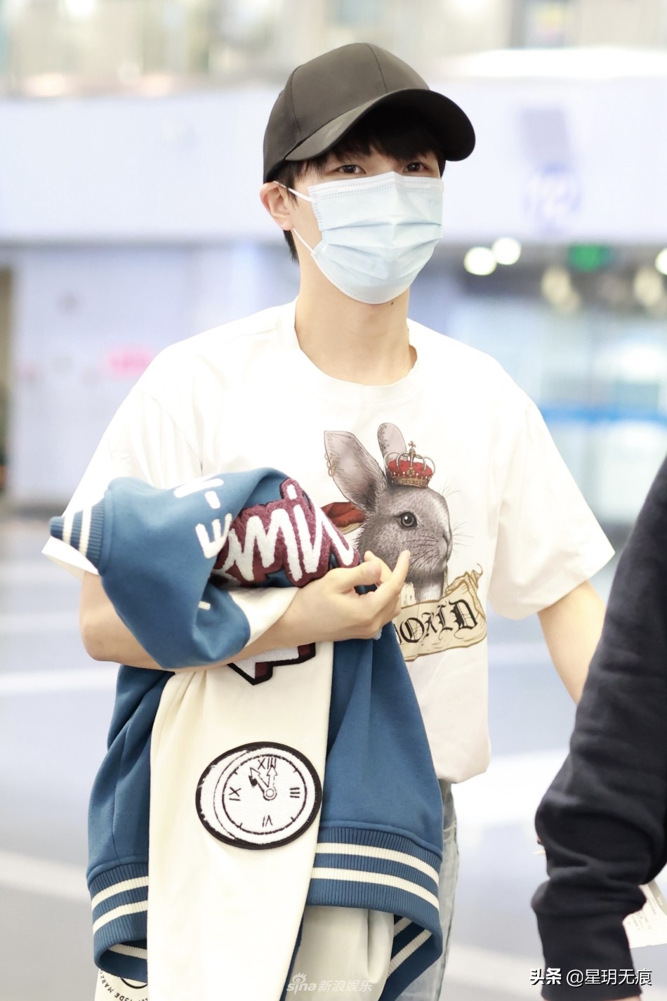 Zhou Shen's white T-shirt and jeans appeared simple and casual, and ...