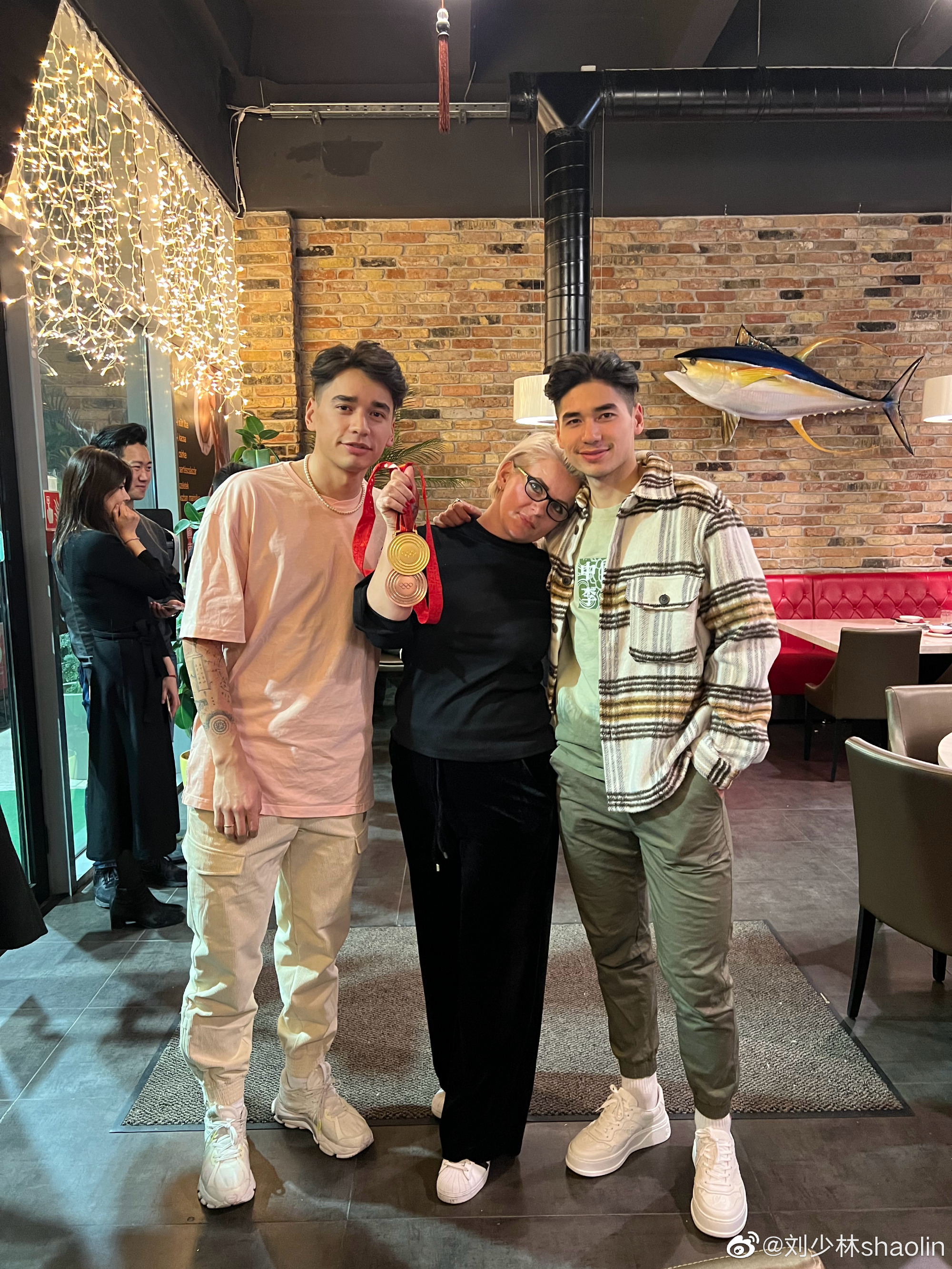 Got home!Liu Shaolin and Liu Shaoang posted family photos: 1 gold and 1 ...