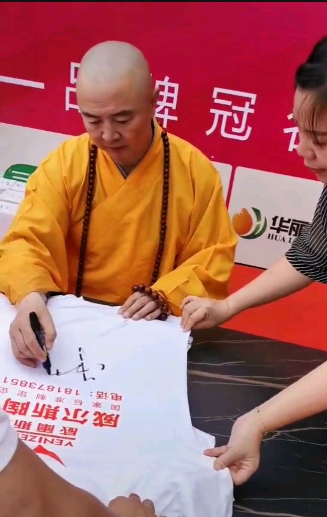 Xu Shaohua wears a suit to send blessings, with obvious fat on his face ...