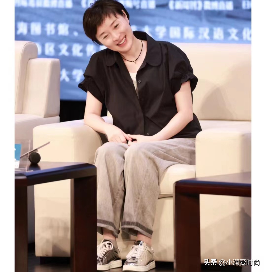 I was amazed by 51-year-old Wu Yue. Her summer clothes are decent and ...