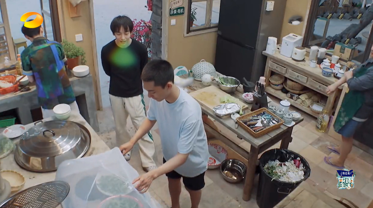 Peng Yuchang has no idol burden, chewing garlic twice, just to smoke ...