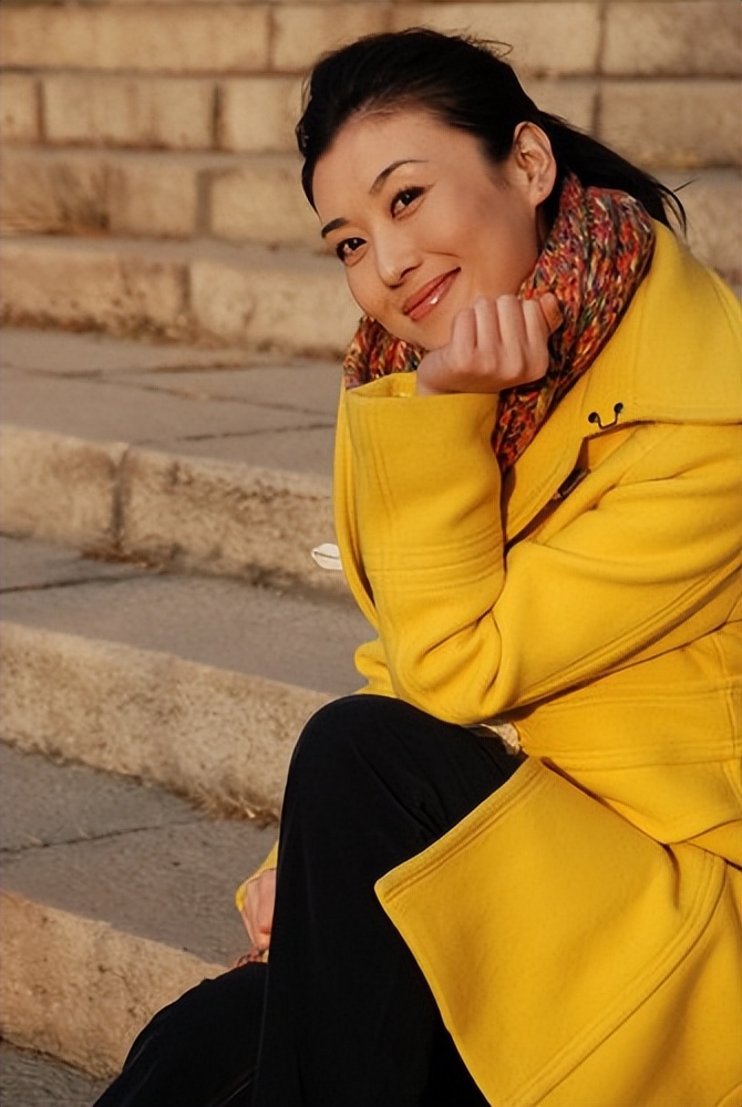 Li Hong, a beautiful host of CCTV - iNEWS