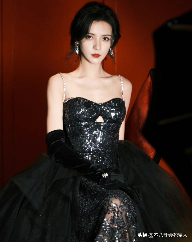 Another red carpet hit!Wen Qi, Jiang Yiyi, Zhang Yuxi, one is more ...