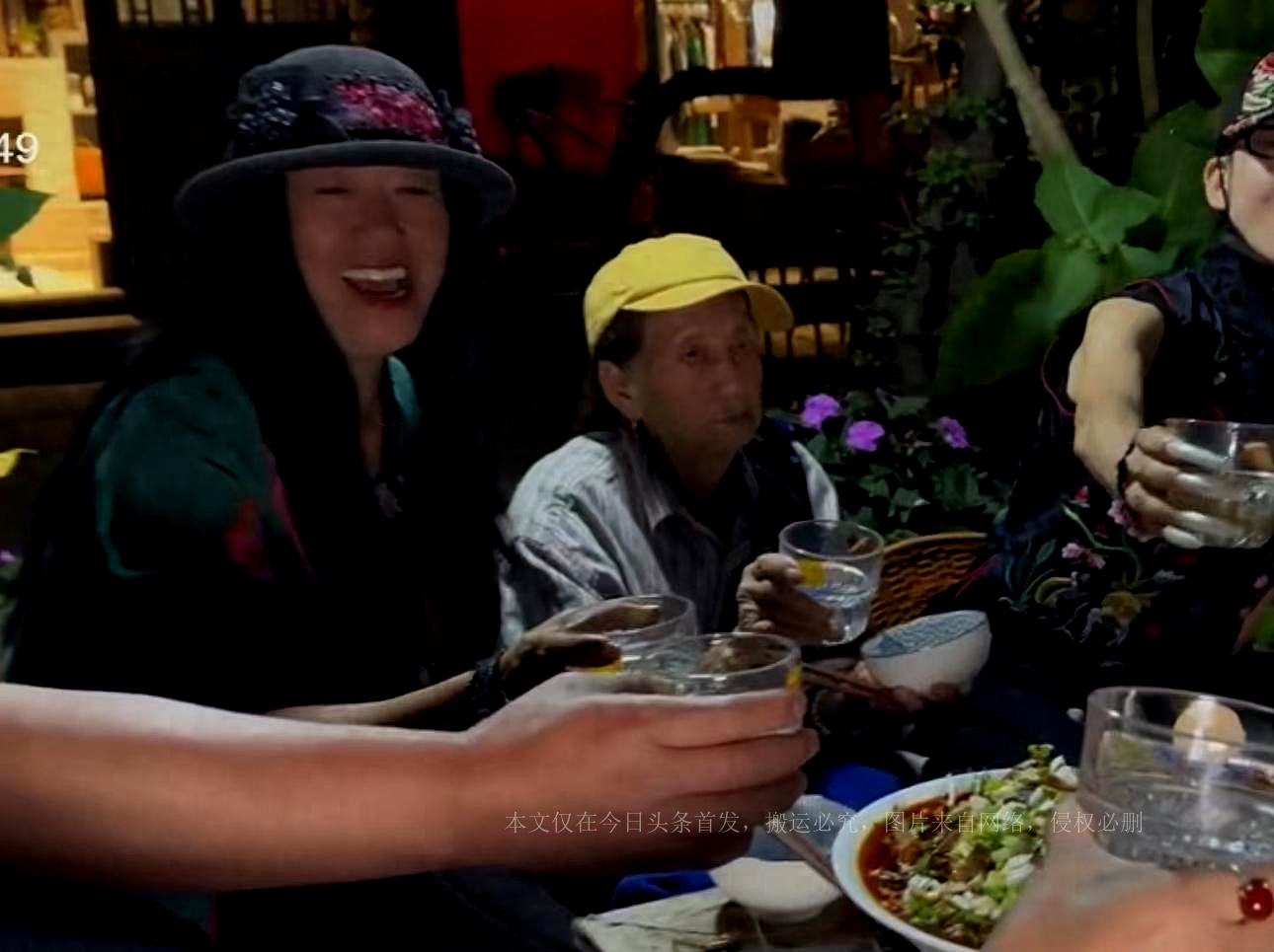 64-year-old Yang Liping and her whole family share the same face - iMedia