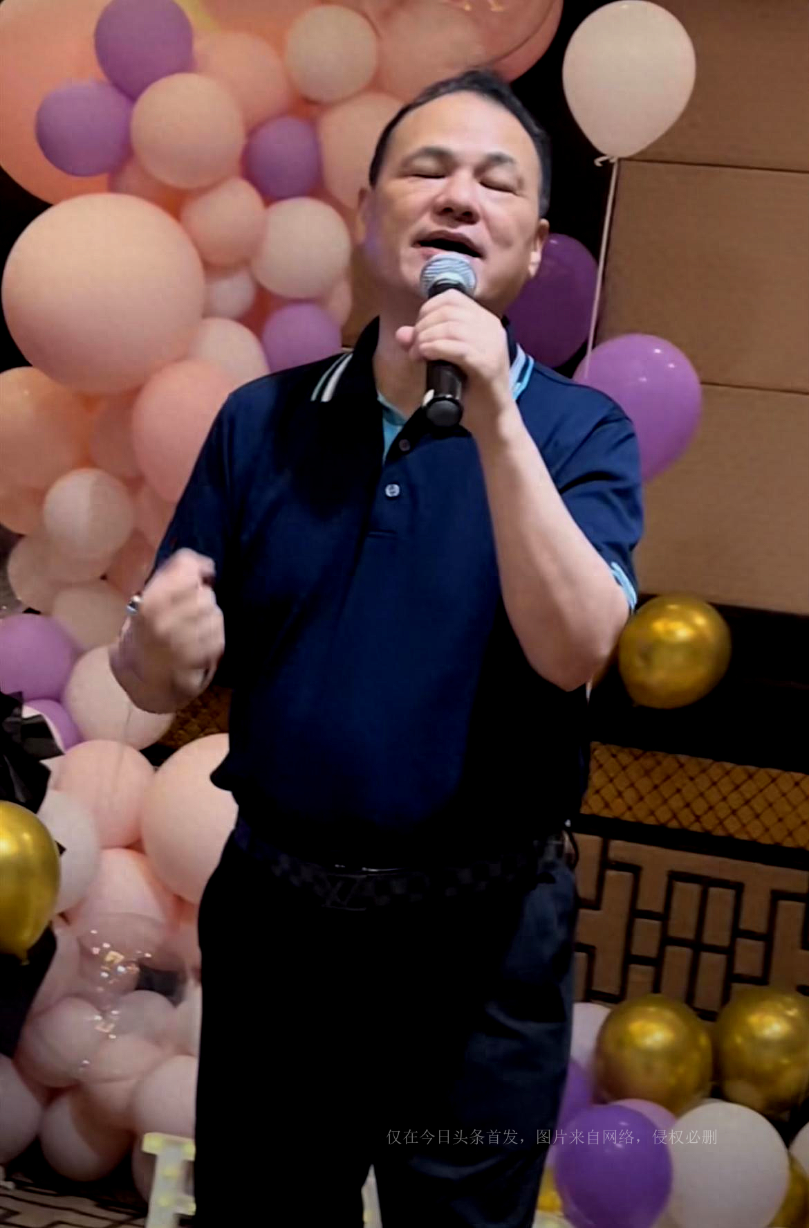 The 59-year-old famous singer Zhang Xing lives a happy life with his ...