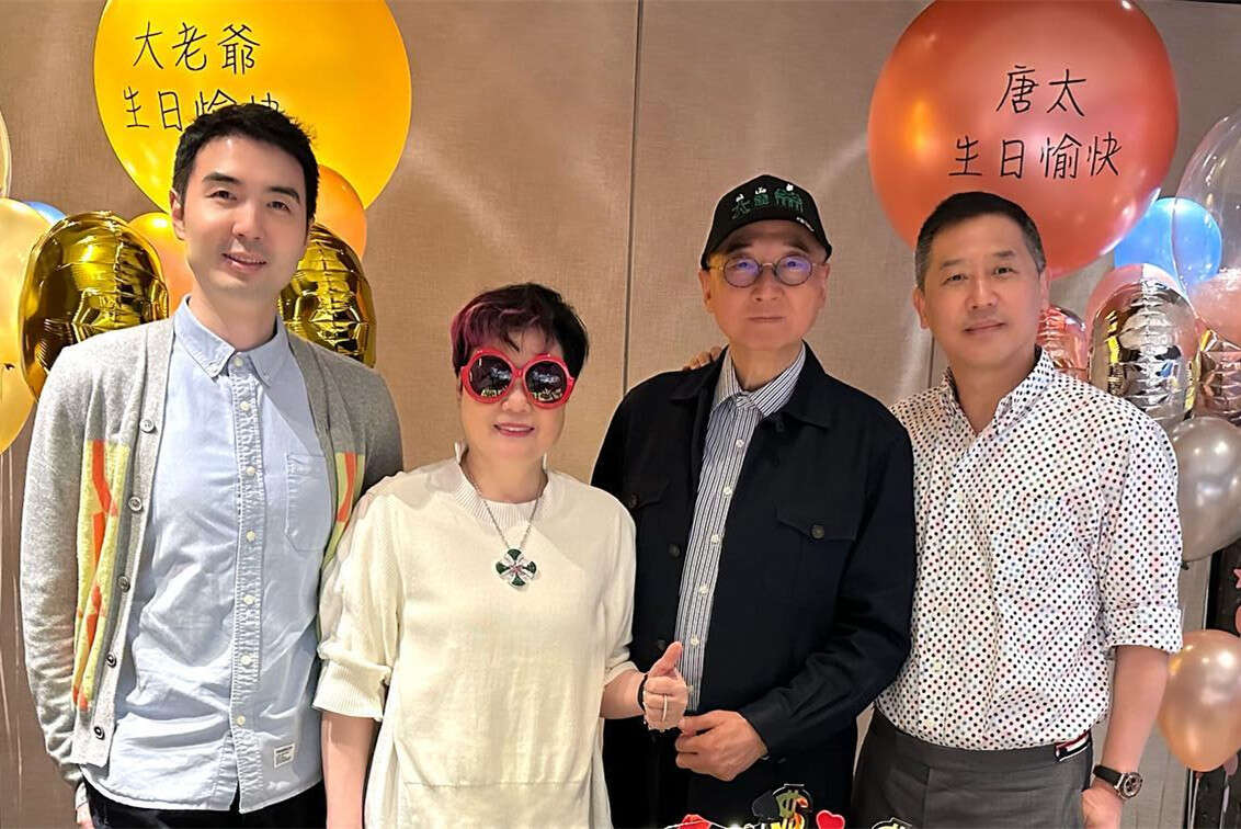 Tang Hede appeared at Leslie Cheung's manager's family banquet! At the ...