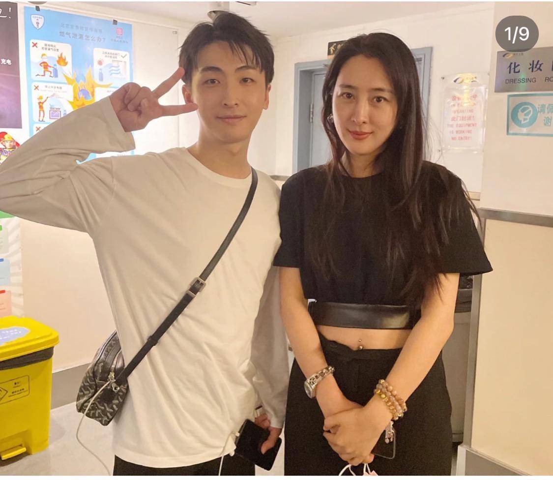 Ma Su Suyan has no confidence at all. She took a photo with Xiao ...