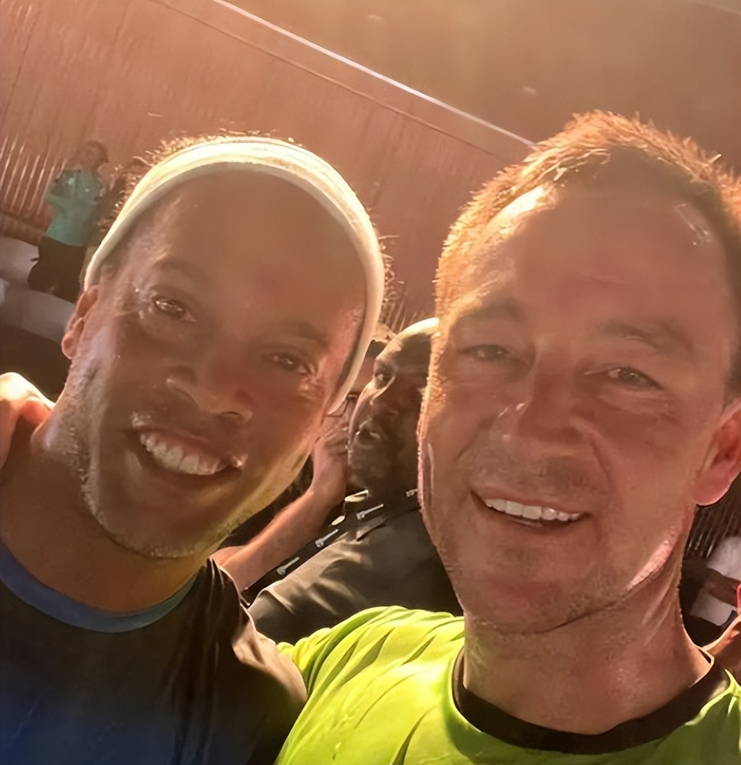 Football superstars play together again: Coach Kaka, Ronaldinho is fat ...