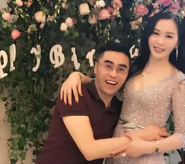 Does anyone remember Chen Bing in "The Voice"? The big melon is exposed ...