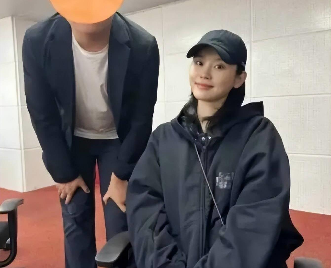 Xi Mengyao's family of three had a party. After the party, she hung on He Youjun and acted like ...