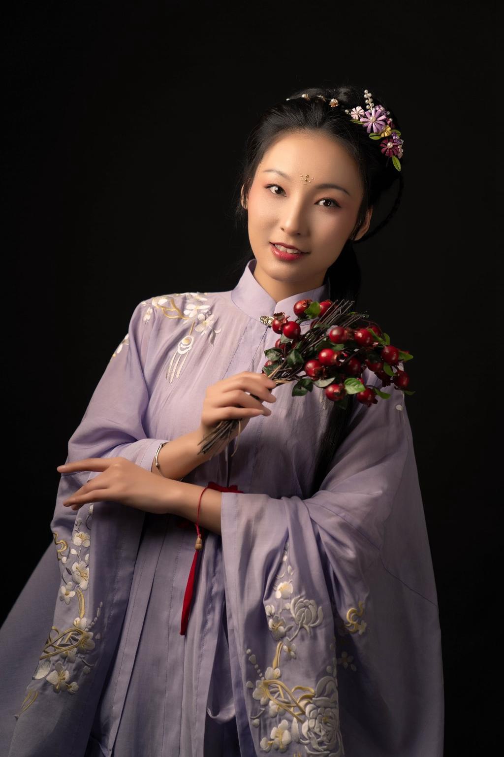 Beautiful and ancient style of Hanfu beauty in the night - iNEWS
