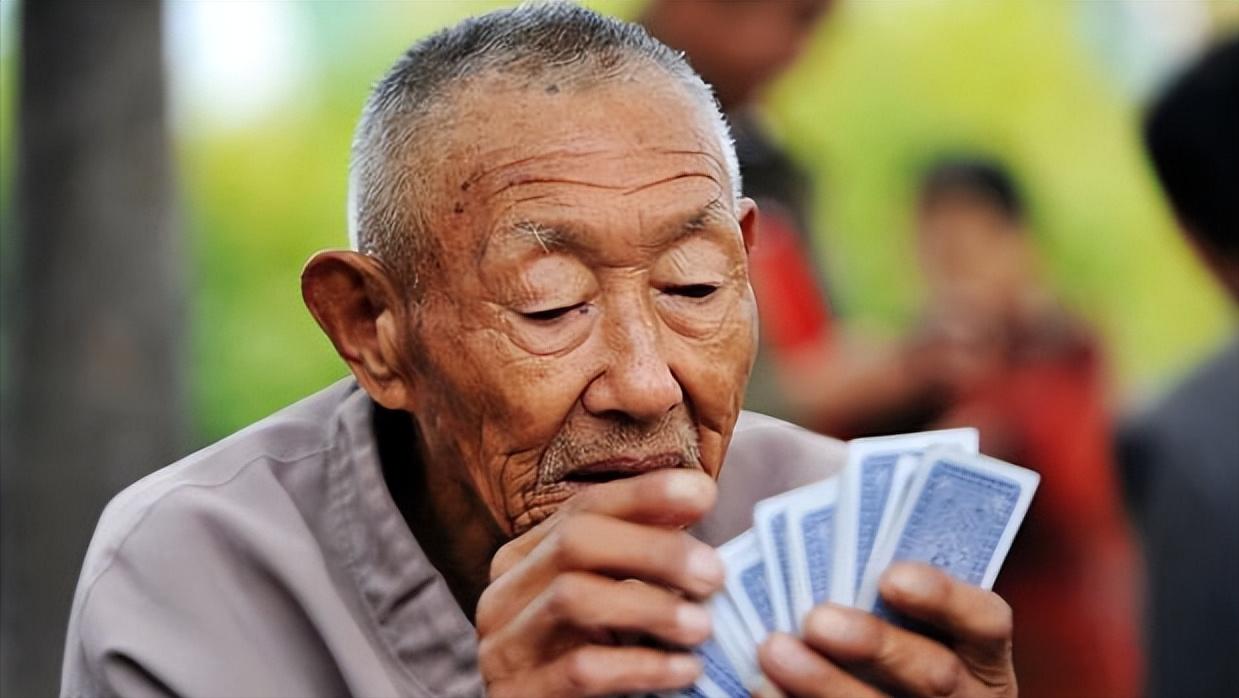 What is the difference between old people who can use money and those ...