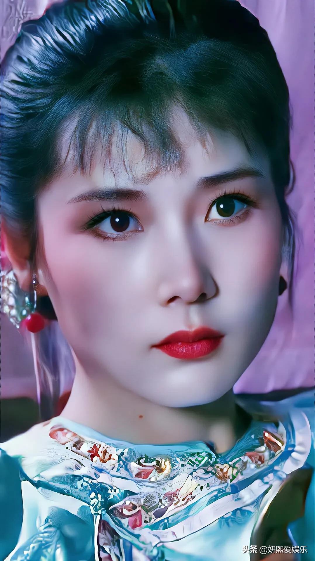 The powerful actress He Saifei has a noble temperament - iNEWS