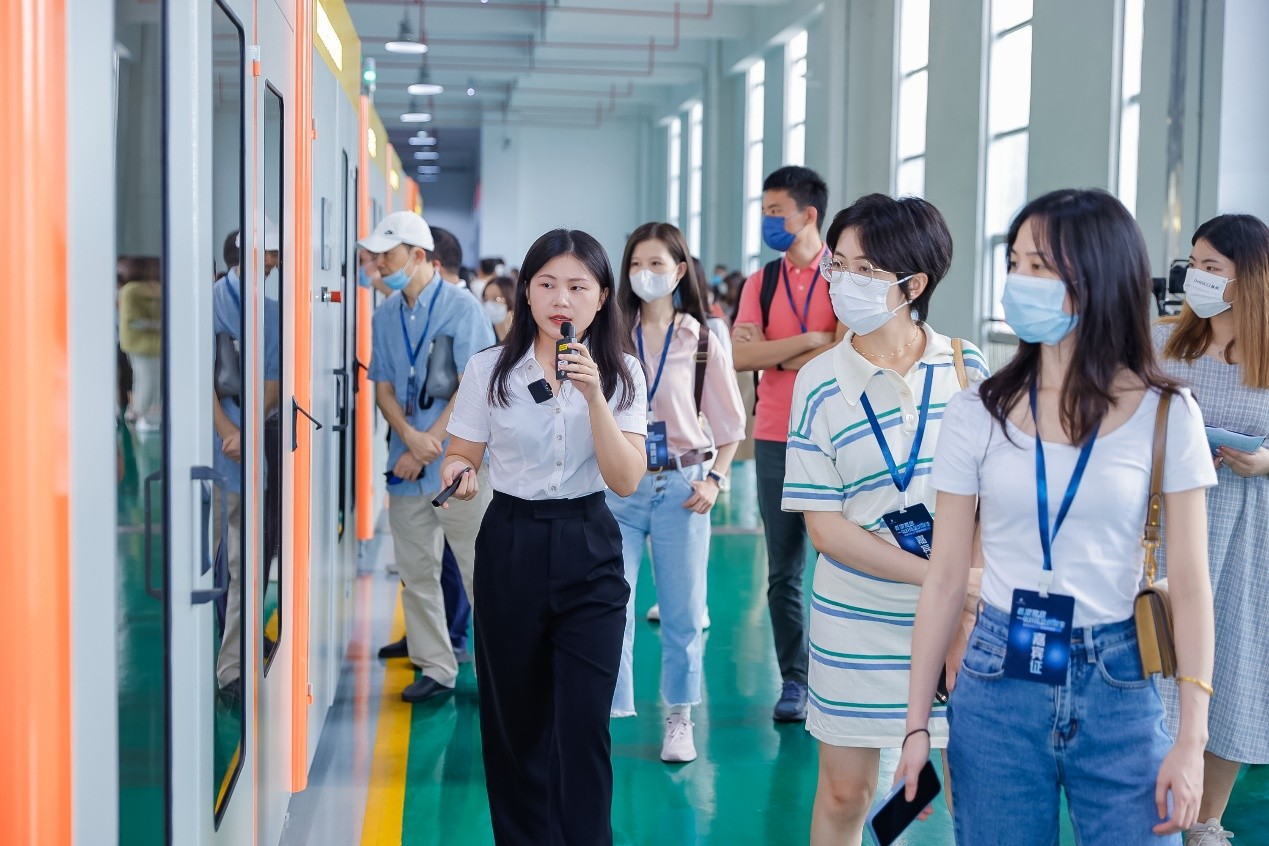 Industry 4.0 Factory Open Day Hundreds of Media Exploring "Intelligent ...