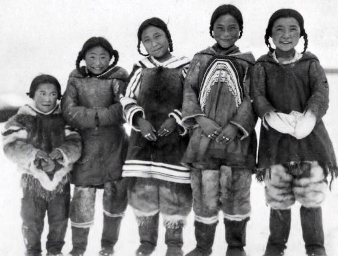 Why do Inuit people take off their clothes and sleep in igloos in the ...