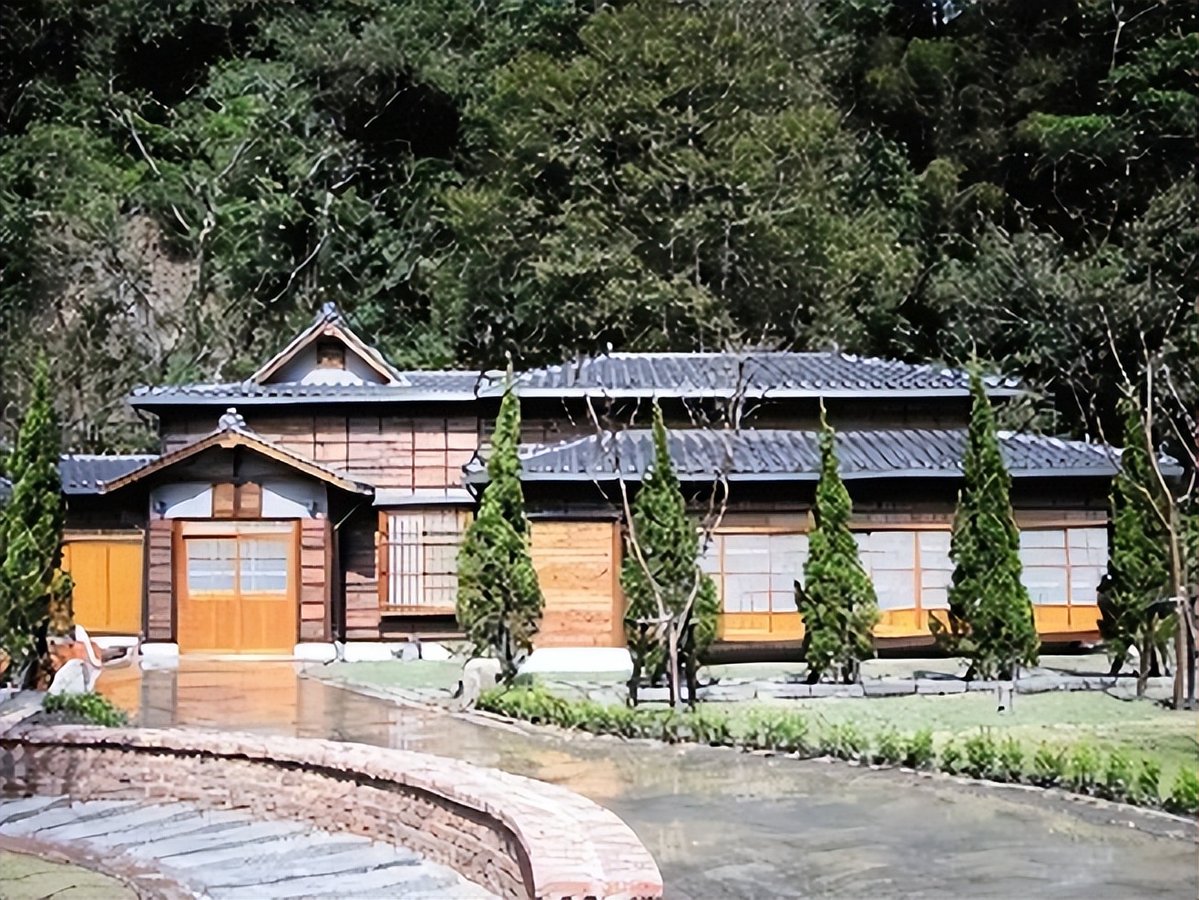 On Chiang Kai-shek's 70th birthday, Zhang Xueliang gave him a watch ...