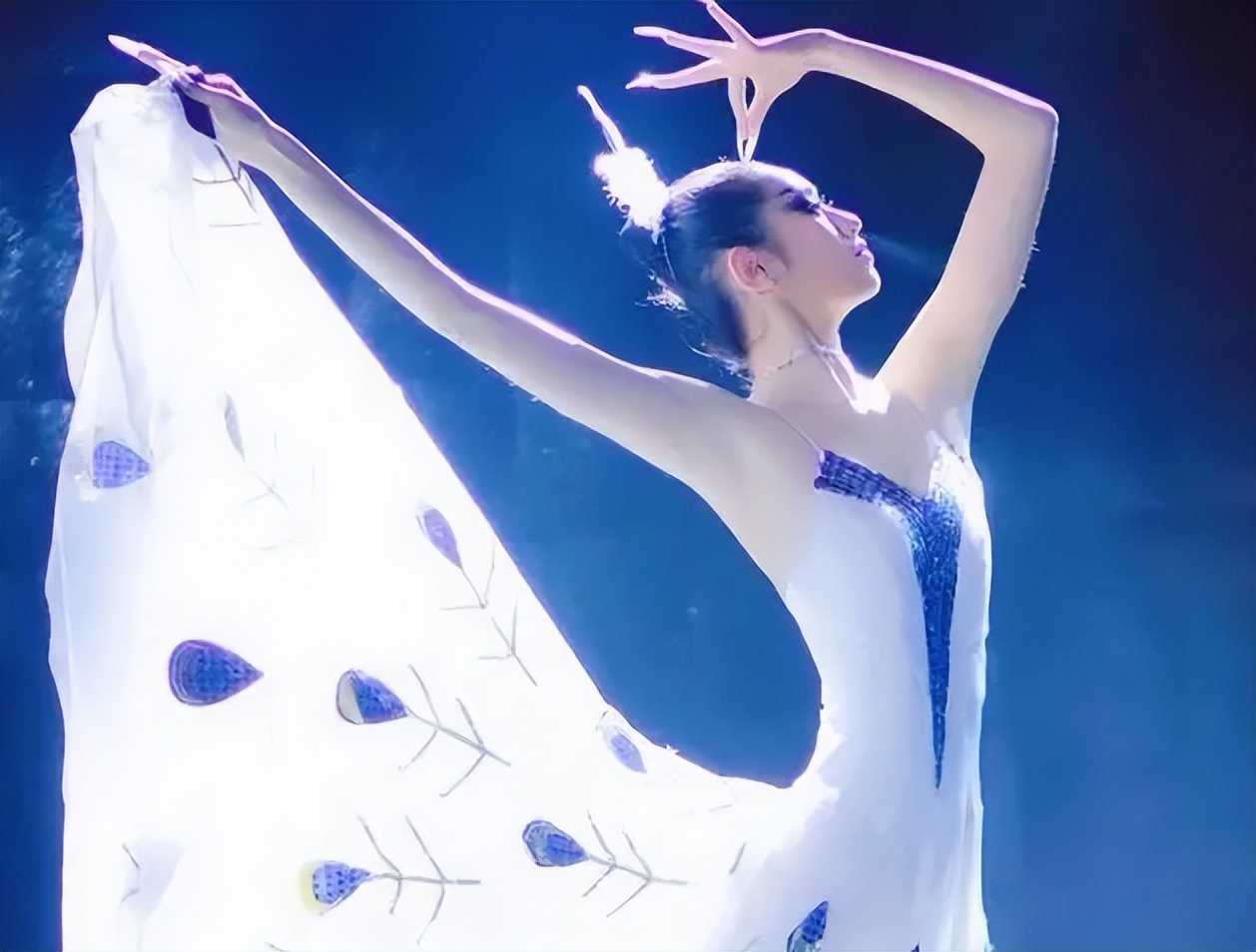 Stirring Up Controversy Again The Female Dancer Put Her Hands On The