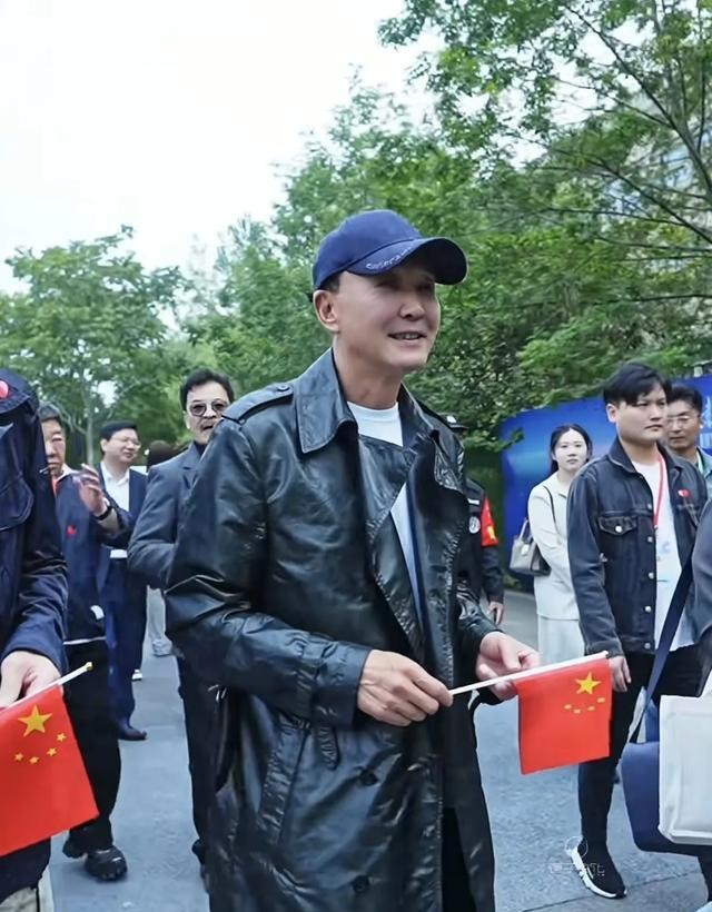 Ge You, Tian Hua and others gathered in Nanjing. When taking a group ...