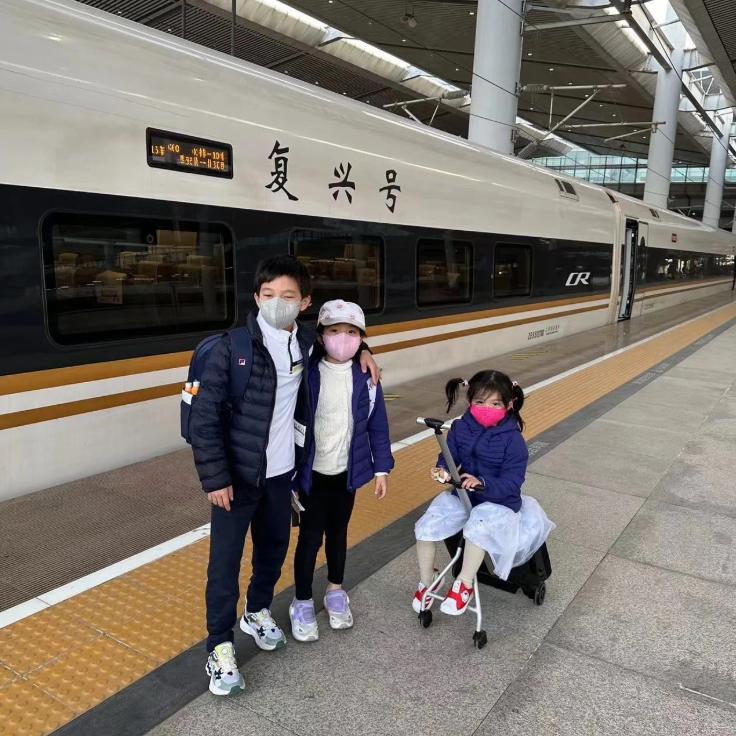 Guo Jingjing's family tours London! Wearing a coffee-colored ...