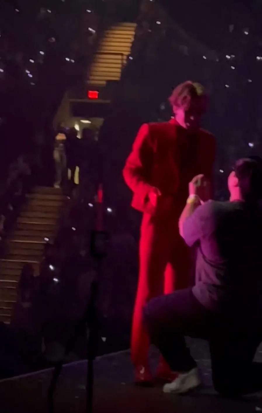 Male fans knelt down to propose marriage infatuatedly at Wang Jiaer's ...