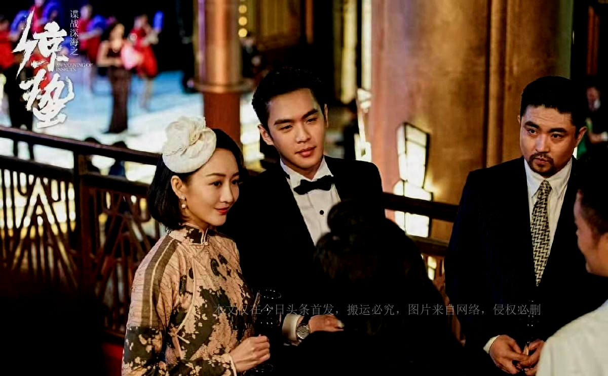 39-year-old Wang Ou is too suitable for big red lips, wearing leather ...