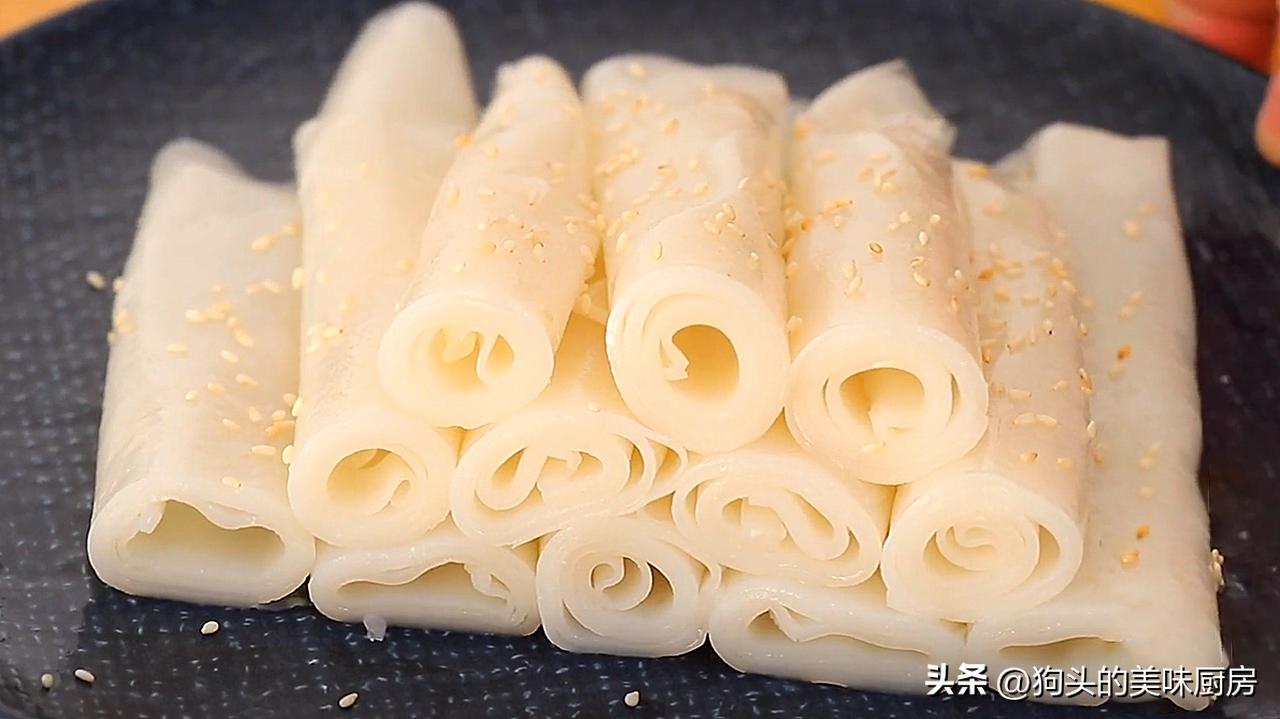 Homemade Cantonese-style rice rolls, steamed one roll, one roll, the ...