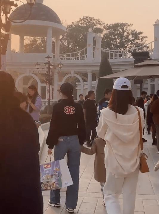 Sun Yi takes her baby to play and buys a large bag of toys for her ...