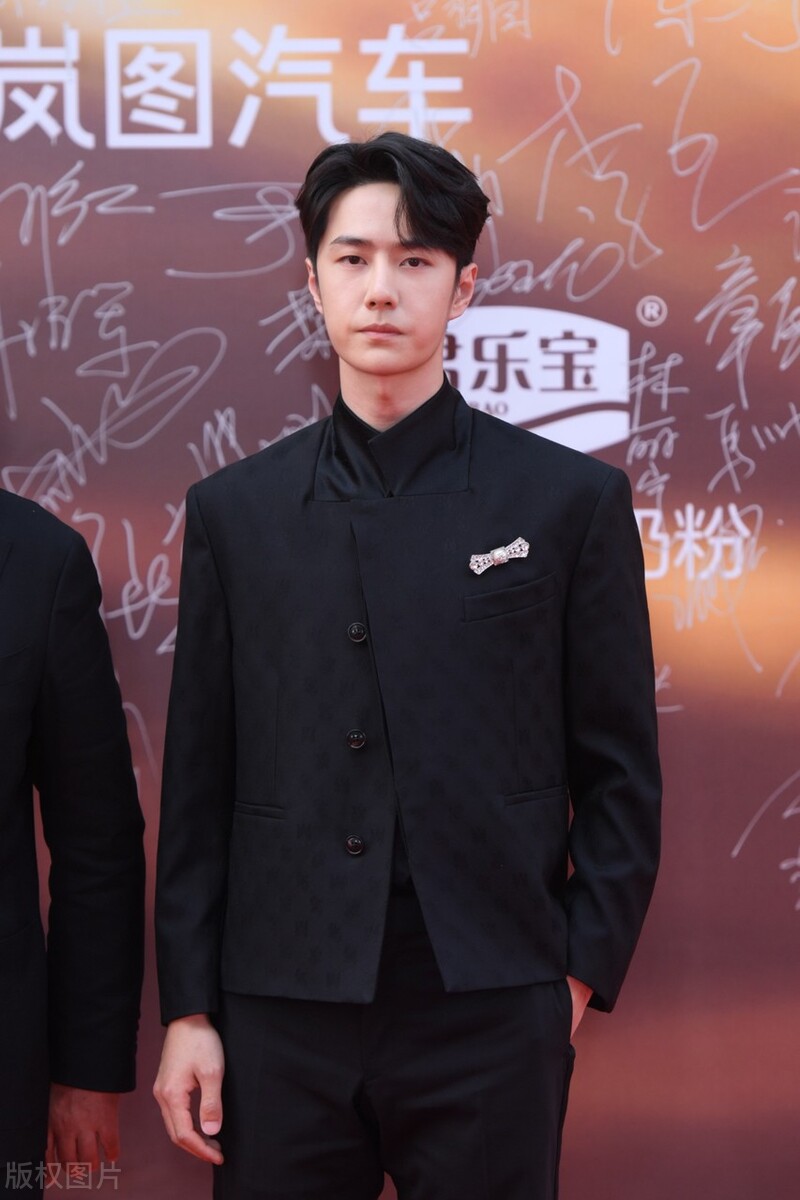 Wang Yibo wore a black suit to attend the red carpet of the Huabiao ...