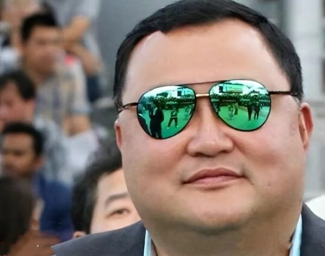 Yang Lan's rich husband makes a rare appearance, with obvious fat belly ...