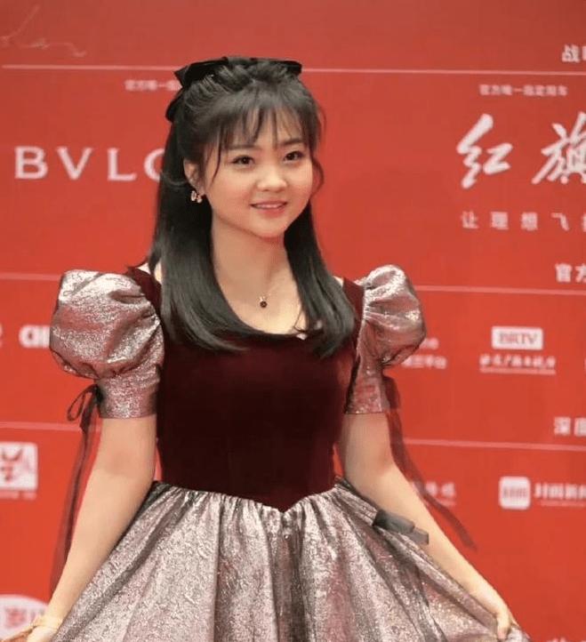 Lin Miaoke has grown up at the age of 23. She is slightly fat and looks ...