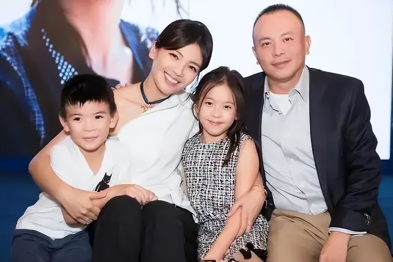 44-year-old Liu Tao posted a family portrait. She is as delicate as a ...