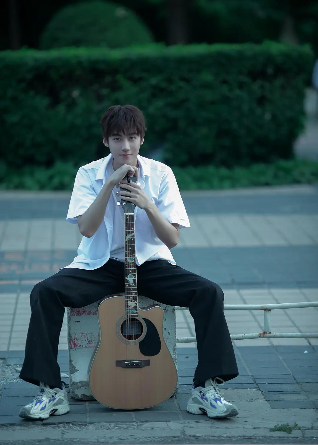 The actor Liu Feng who died young was in the same class as Guan ...