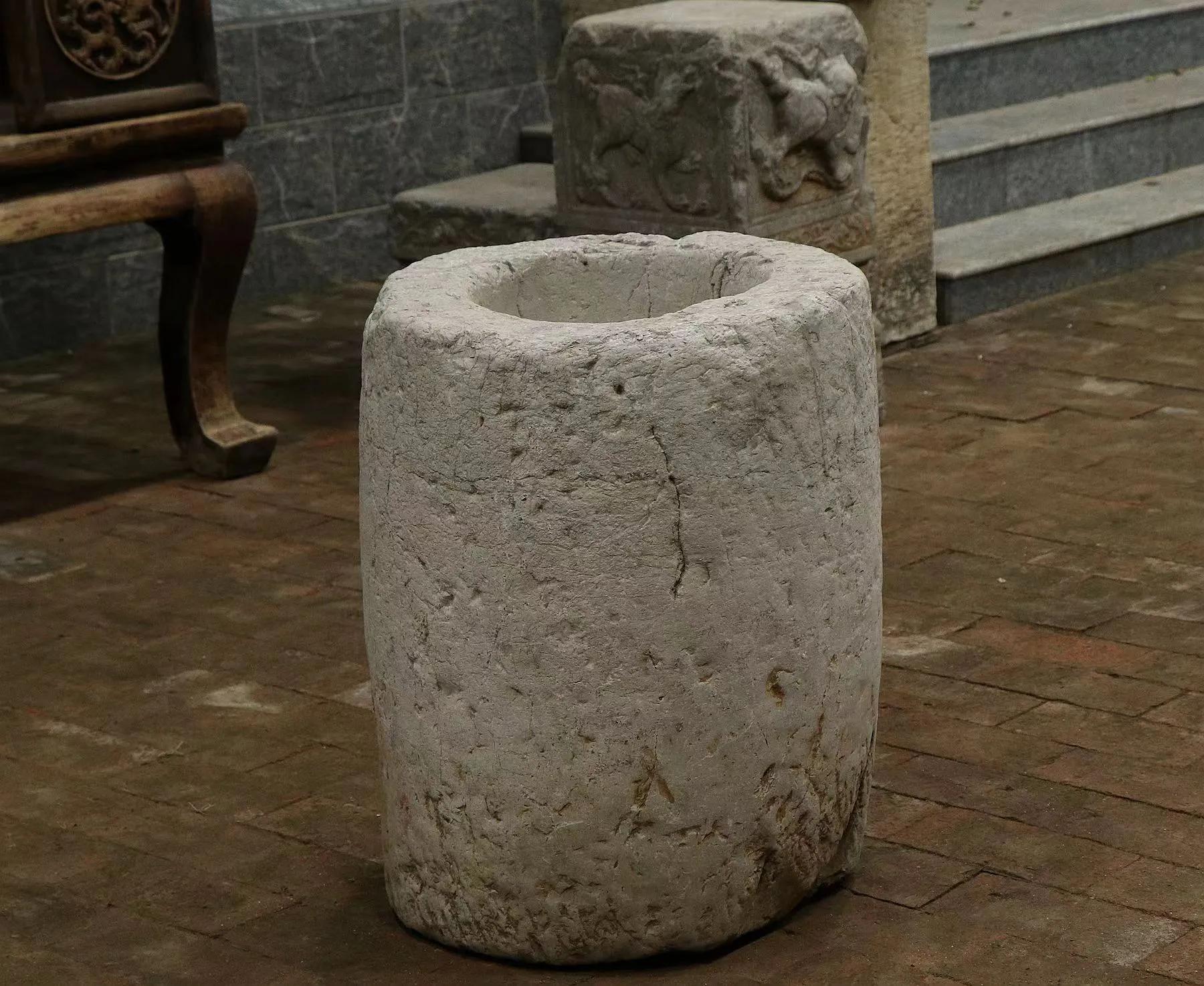 "Space Setter · Simple Stone Jar" - iNEWS