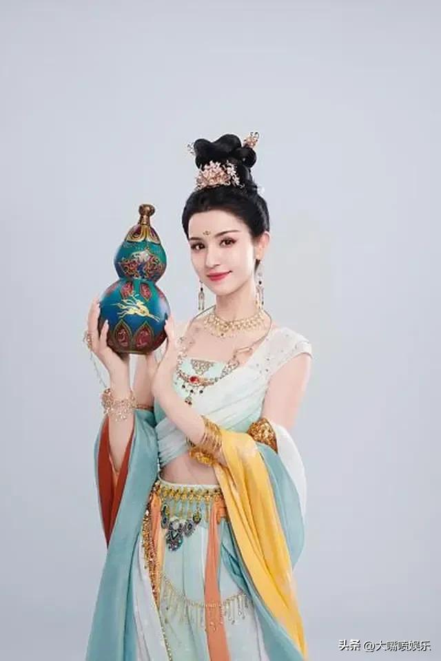 Hanikezi's Dunhuang style was exposed, and she wore a long dress full ...