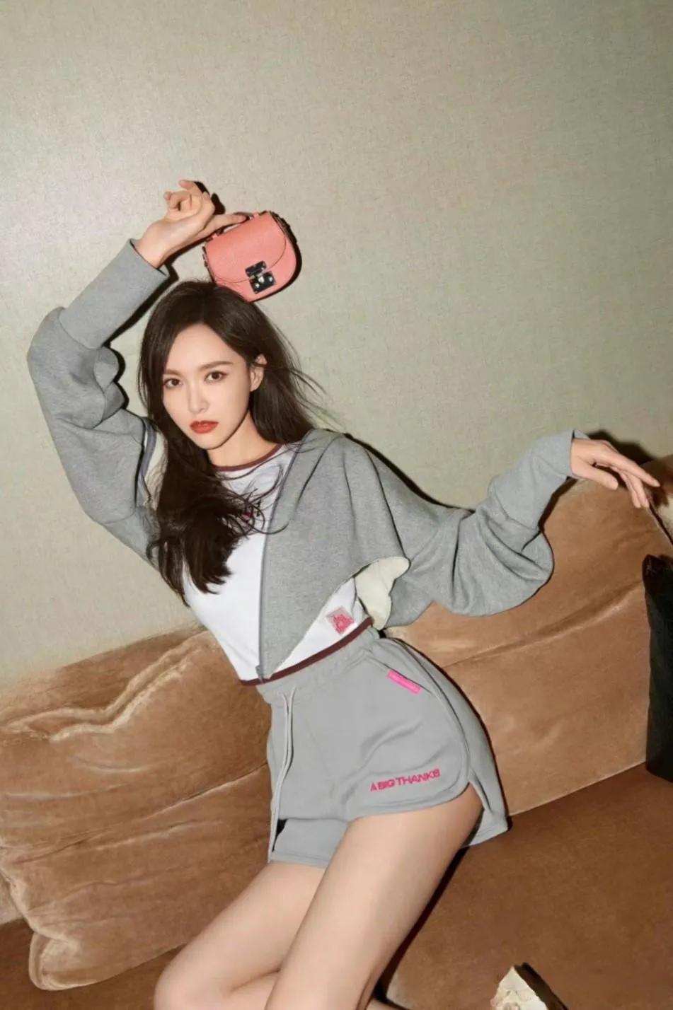 Sexy beauty "leg essence" Tang Yan - iNEWS