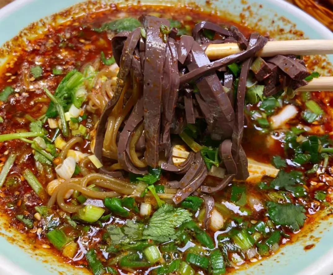 Sheep blood is tender and delicious, and the soup is delicious. Sheep ...