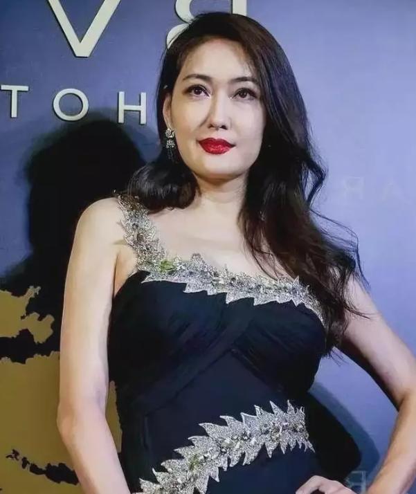 A recent photo of 53-year-old Meng Guangmei, whose figure is not ...