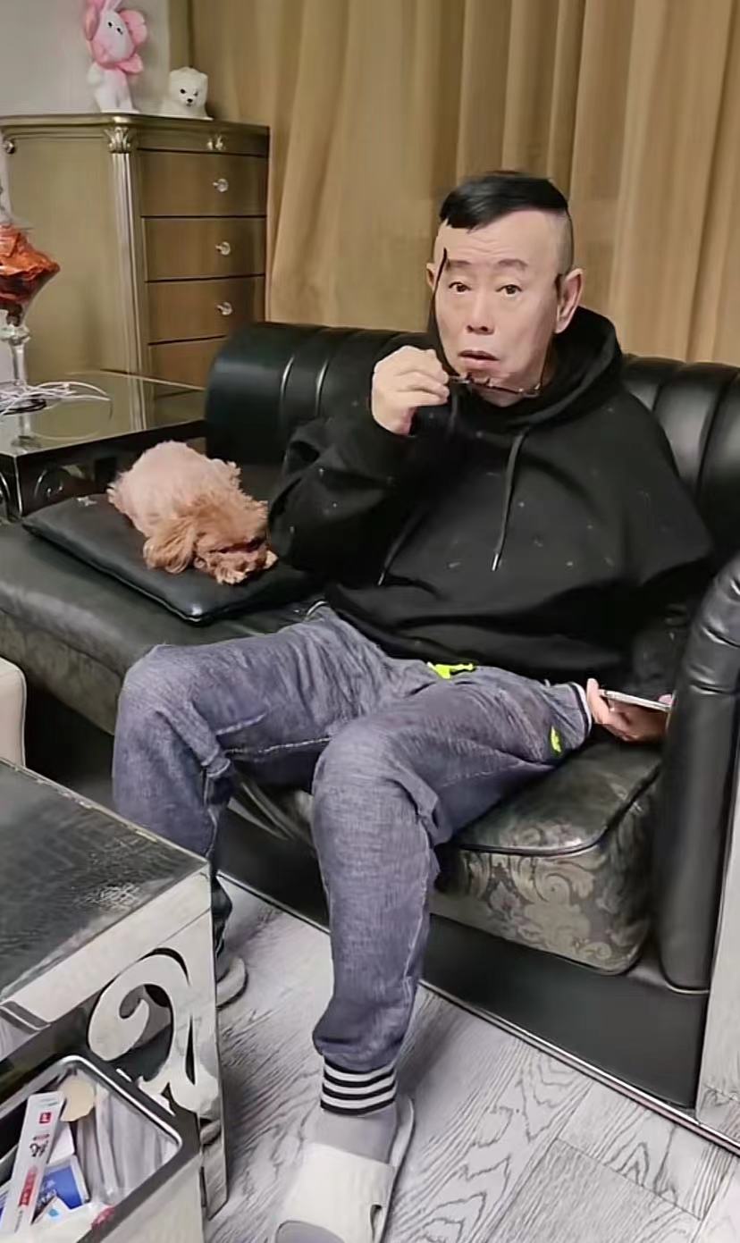 65-year-old Pan Changjiang dances the Internet celebrity Dai dance, with exaggerated movements ...