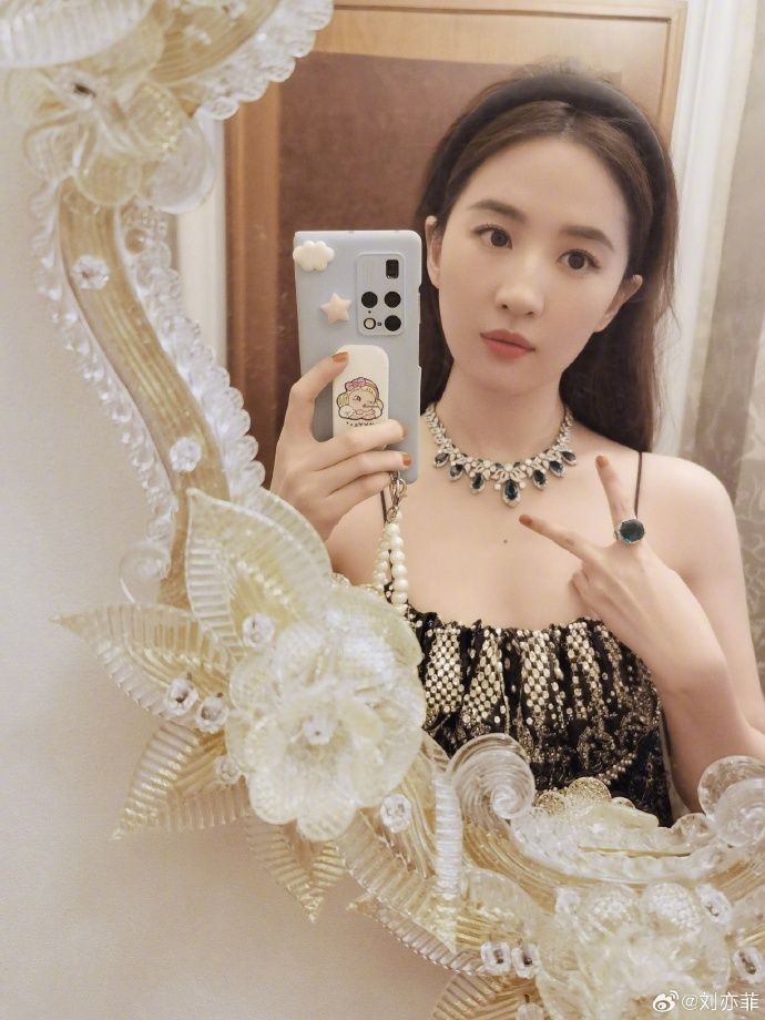 On August 25, Tang Yan celebrated Liu Yifei's birthday, posting photos ...