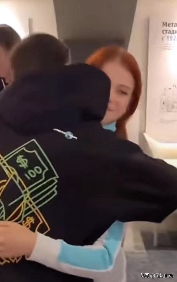 Russian guy gives teddy bear, hugs Valieva, Trusova, and Sasha is shy ...