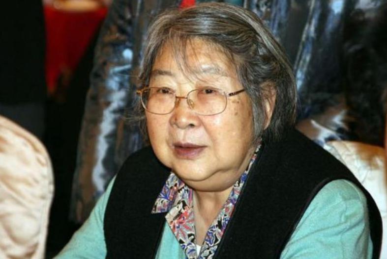 In 1953, Li Min participated in a cultural performance and was stopped ...