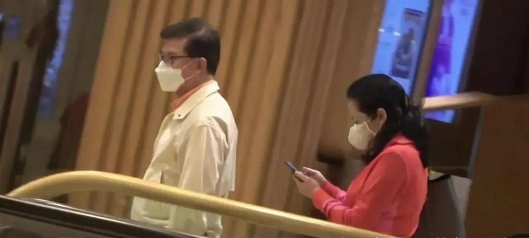 Guo Jingjing's mother-in-law wore pink tights to go shopping, 62-year ...