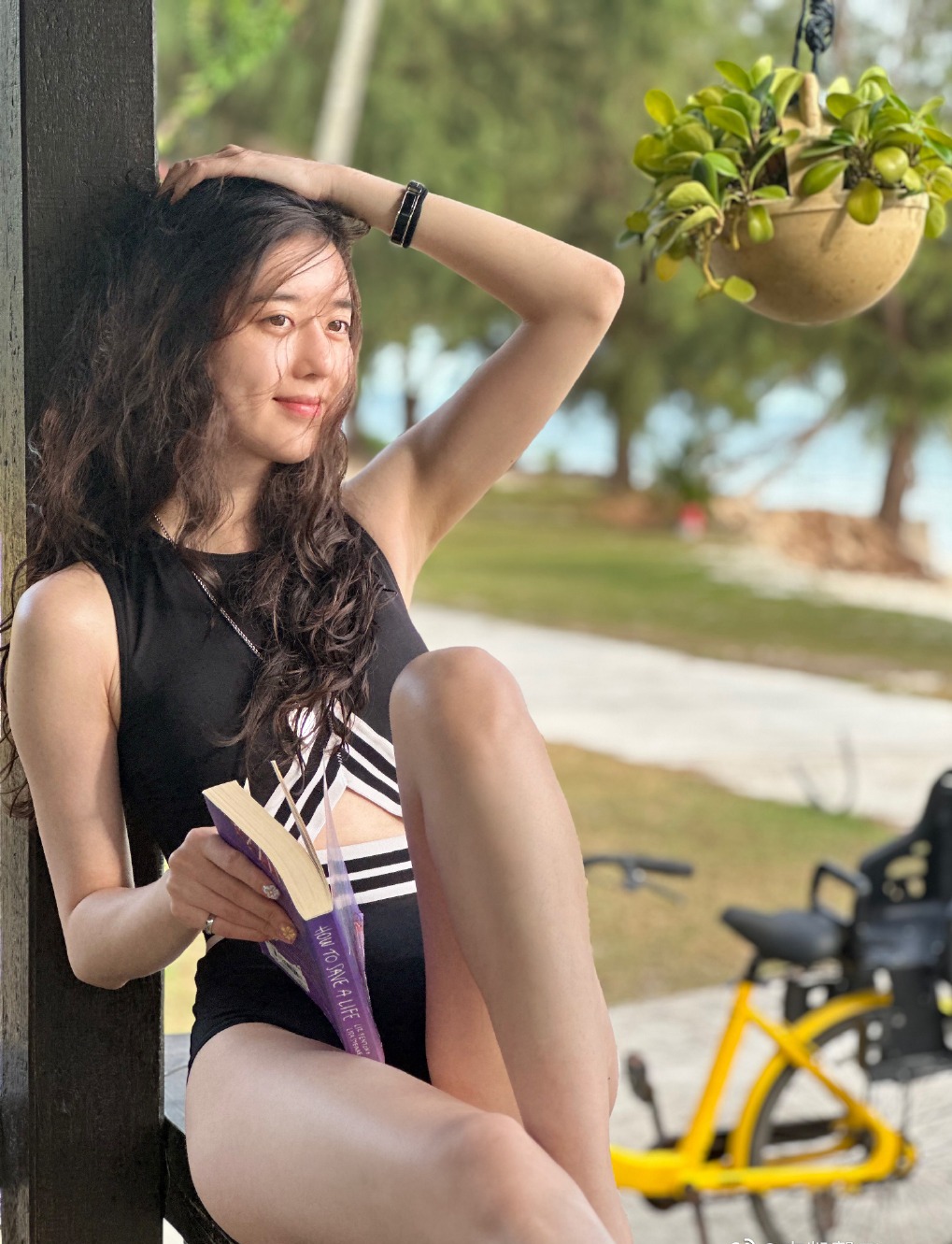 Actress Li Kaixin posted a photo of the beach, wearing a black swimsuit to show her slim figure ...