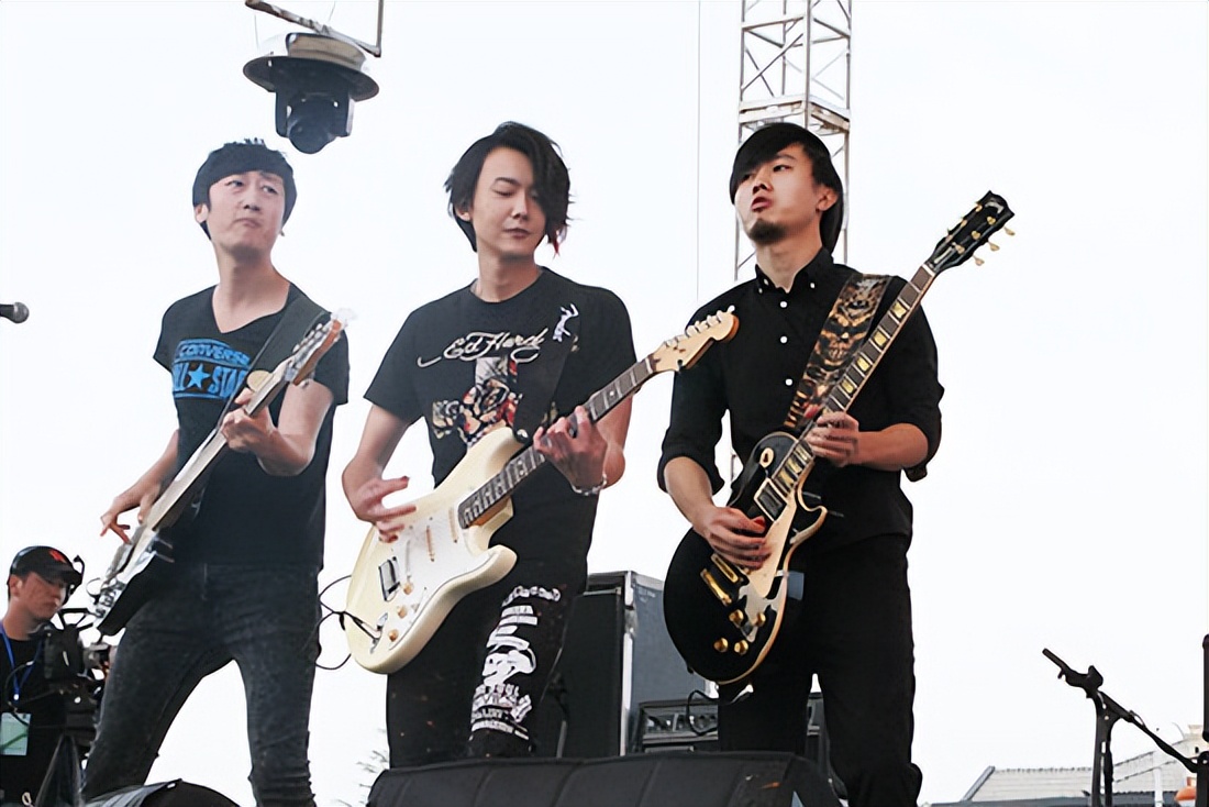 When he returned, he was still the young man in white, but he was Huang ...