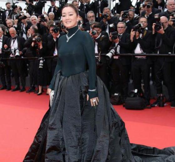 Gong Li and her husband walked the red carpet in Cannes, dressed in a ...