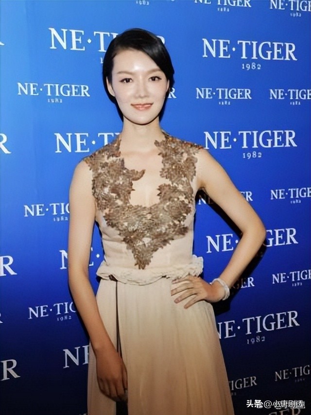 Che Xiao is more plump after marriage, wearing a lace dress with half ...