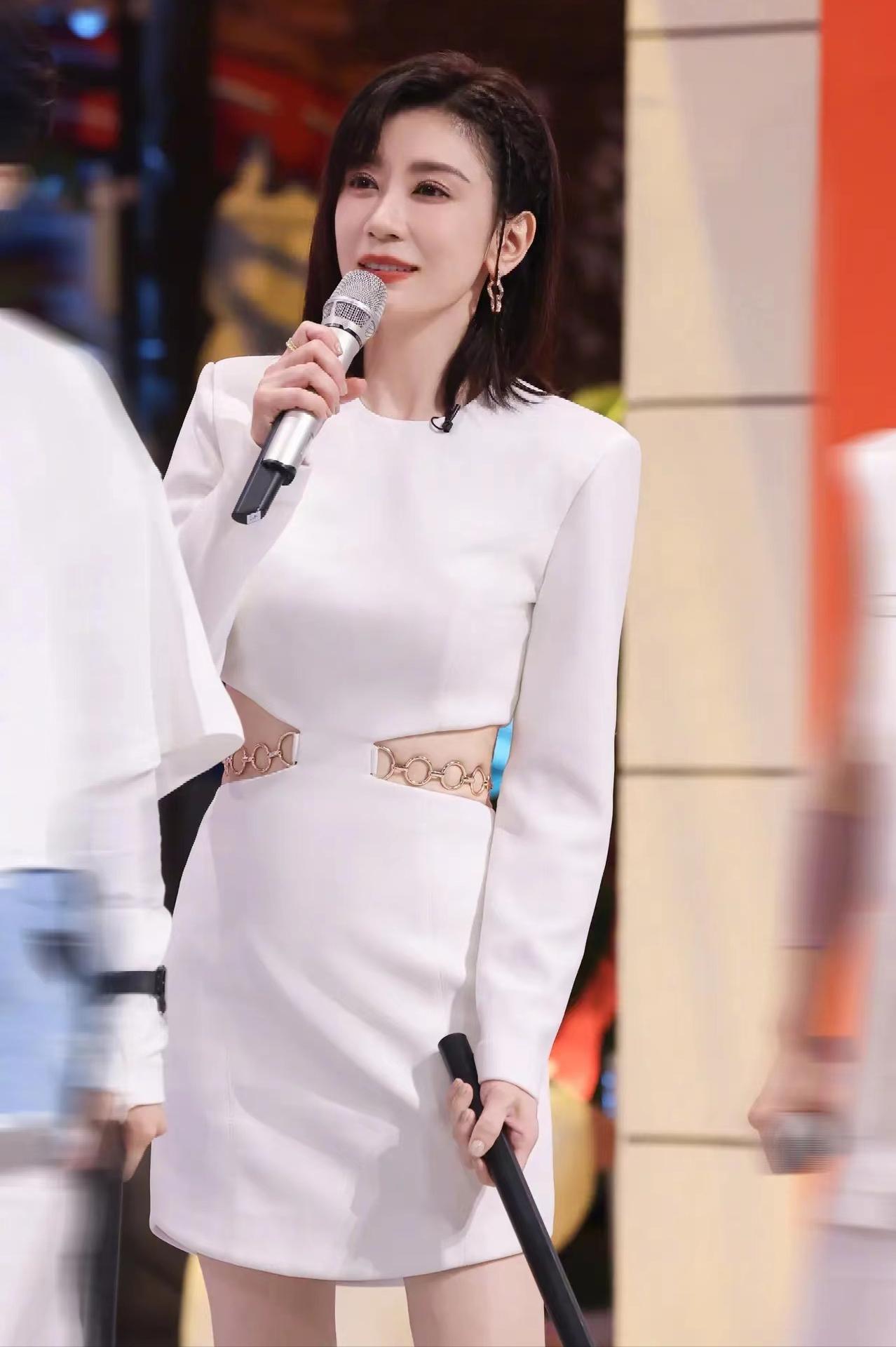 In her 40s, Jia Jing is still fashionable and charming. Every movement and smile of her is ...