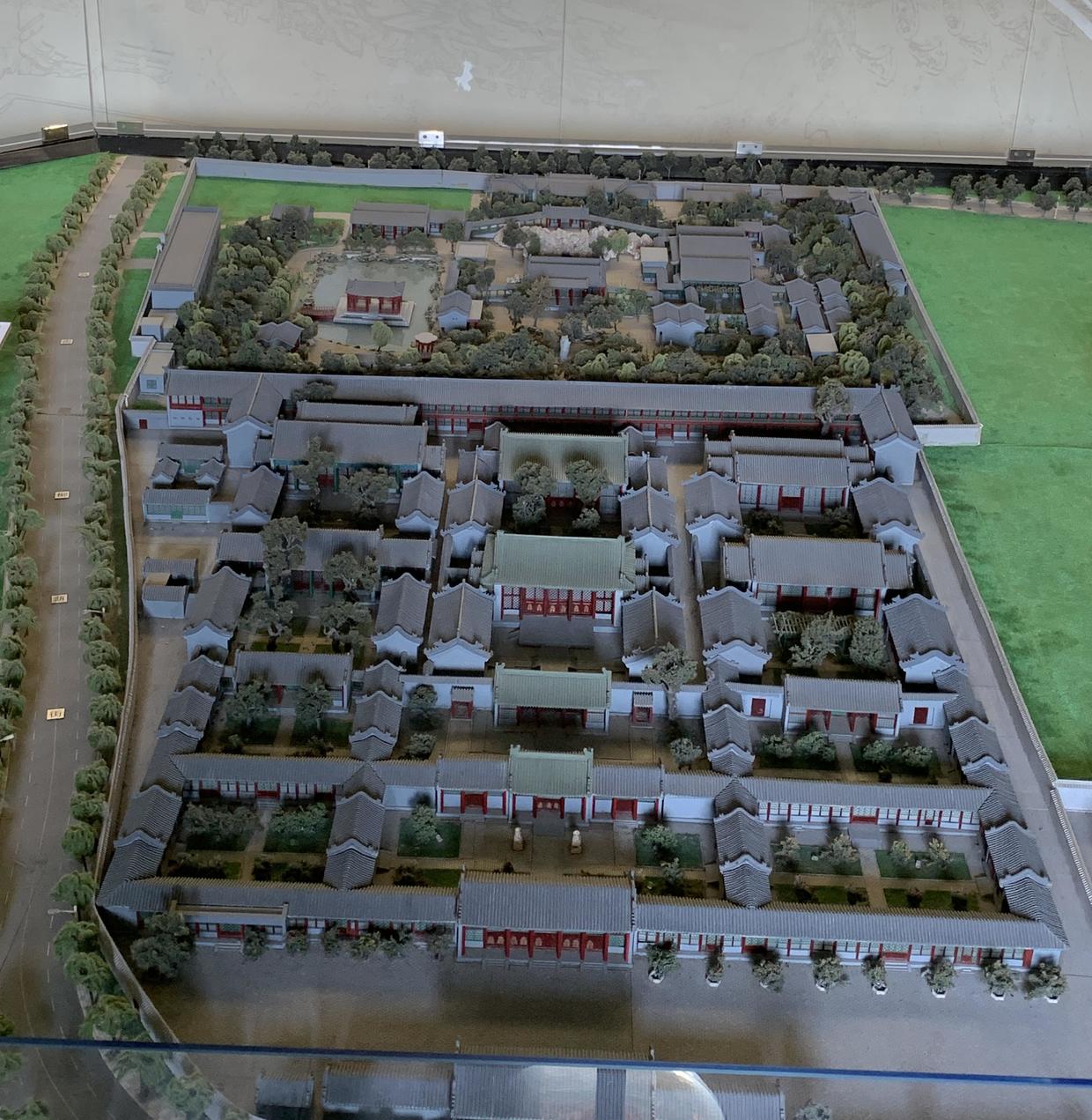 Prince Kung's Mansion: Watching the exhibition in the front mansion ...